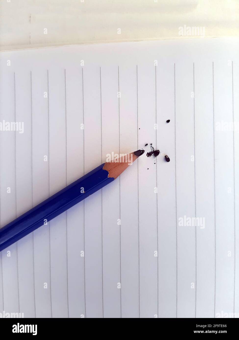Broken pencil lead -Fotos und -Bildmaterial in hoher Auflösung – Alamy