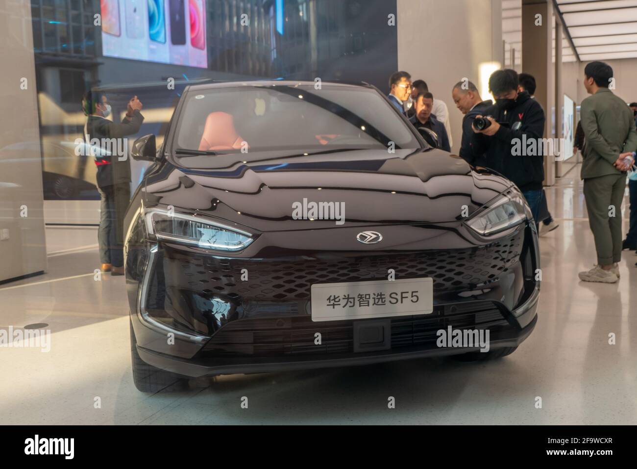 SHANGHAI, CHINA - 20. APRIL 2021 - Kunden erleben ein Huawei Smart SF5 ...