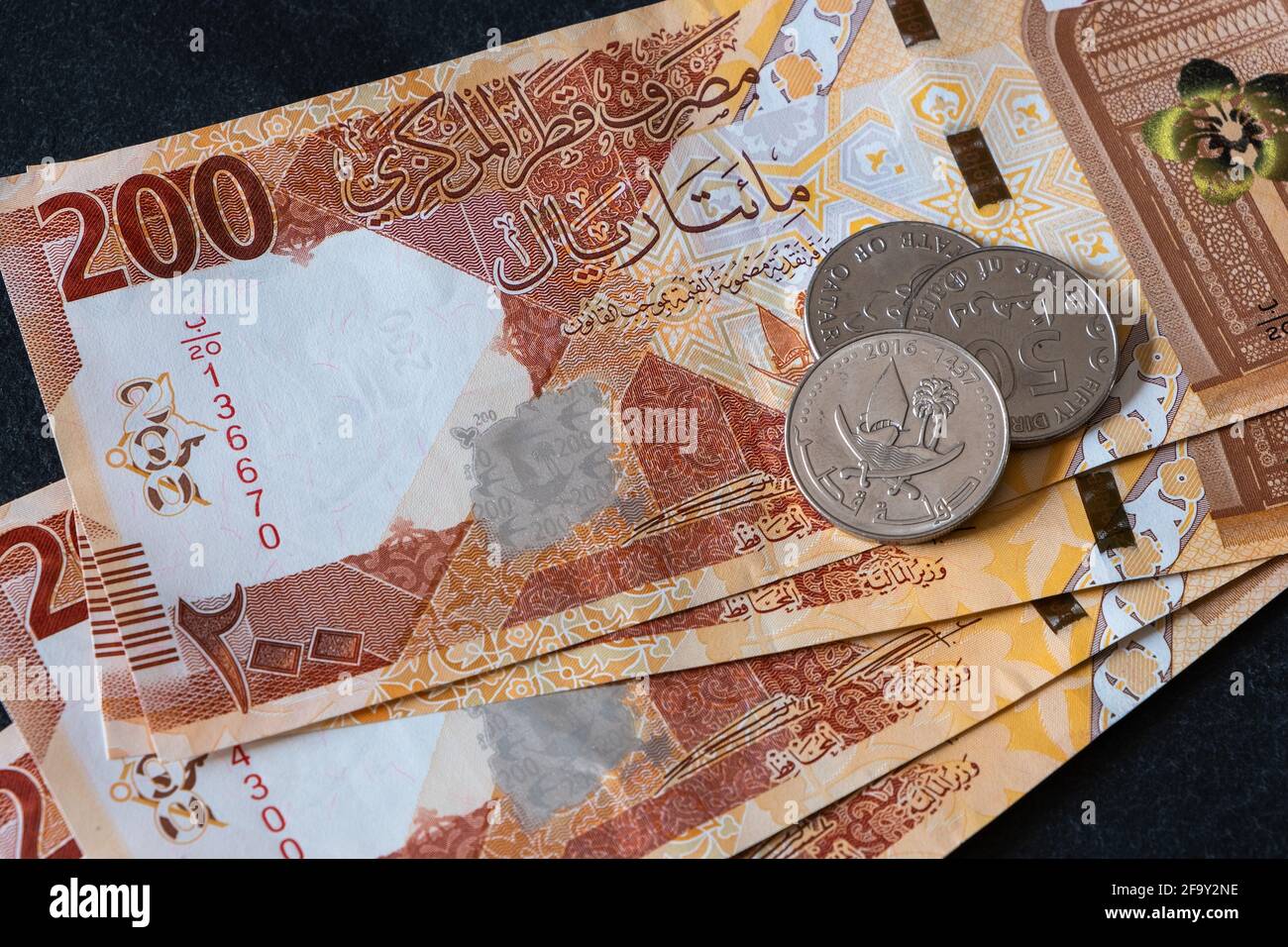 Qatar banknote -Fotos und -Bildmaterial in hoher Auflösung – Alamy