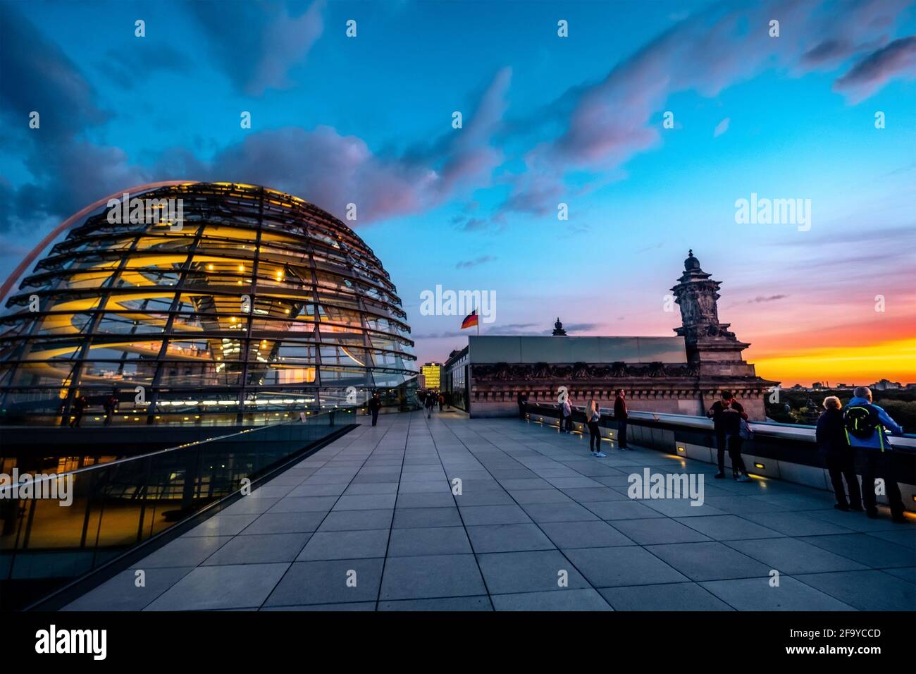 The roof terrace and dome of the reichstag -Fotos und -Bildmaterial in hoher Auflösung – Alamy