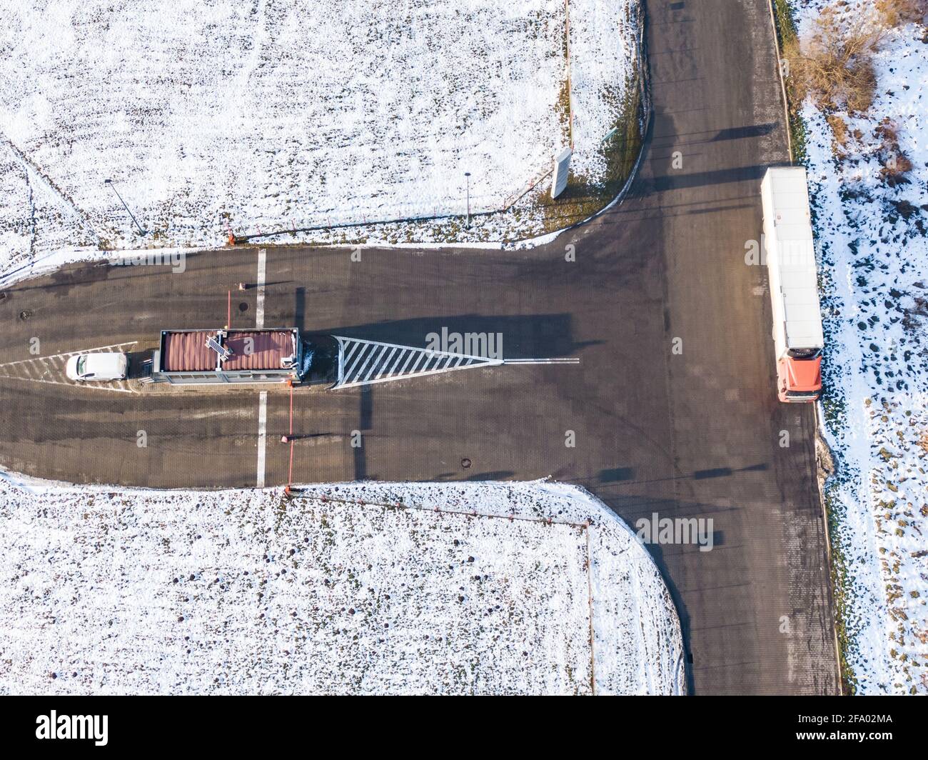 Luftaufnahme von White Semi Truck mit angehängtem Lastenwagen, der ...