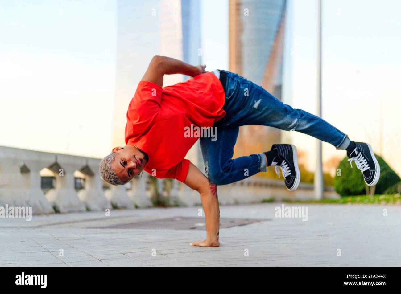 Einhand handstand hip hop -Fotos und -Bildmaterial in hoher Auflösung ...