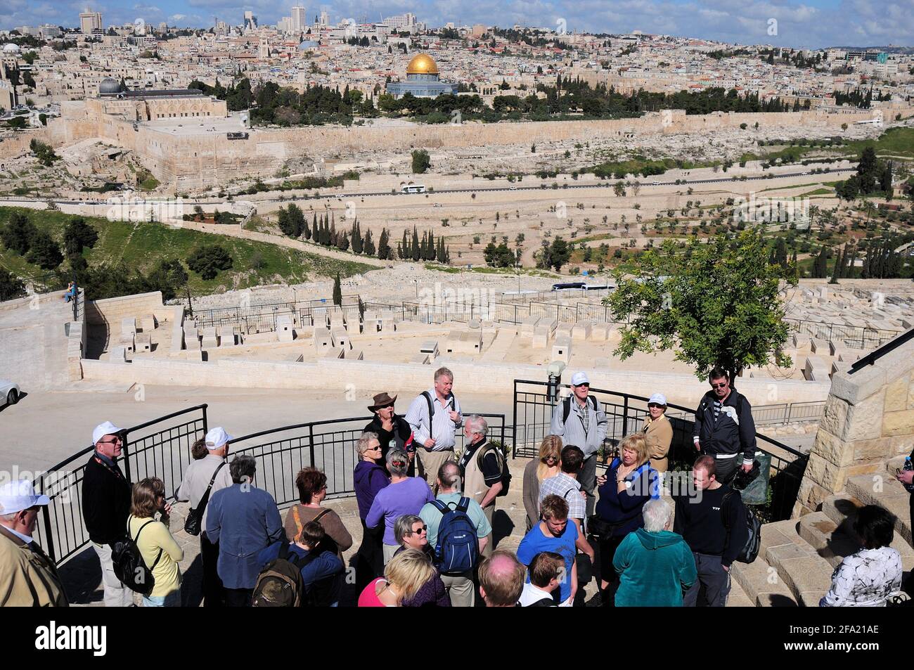 Blick auf Jerusalem vom Olivenberg. Touristen auf dem Ölberg. Eine ...
