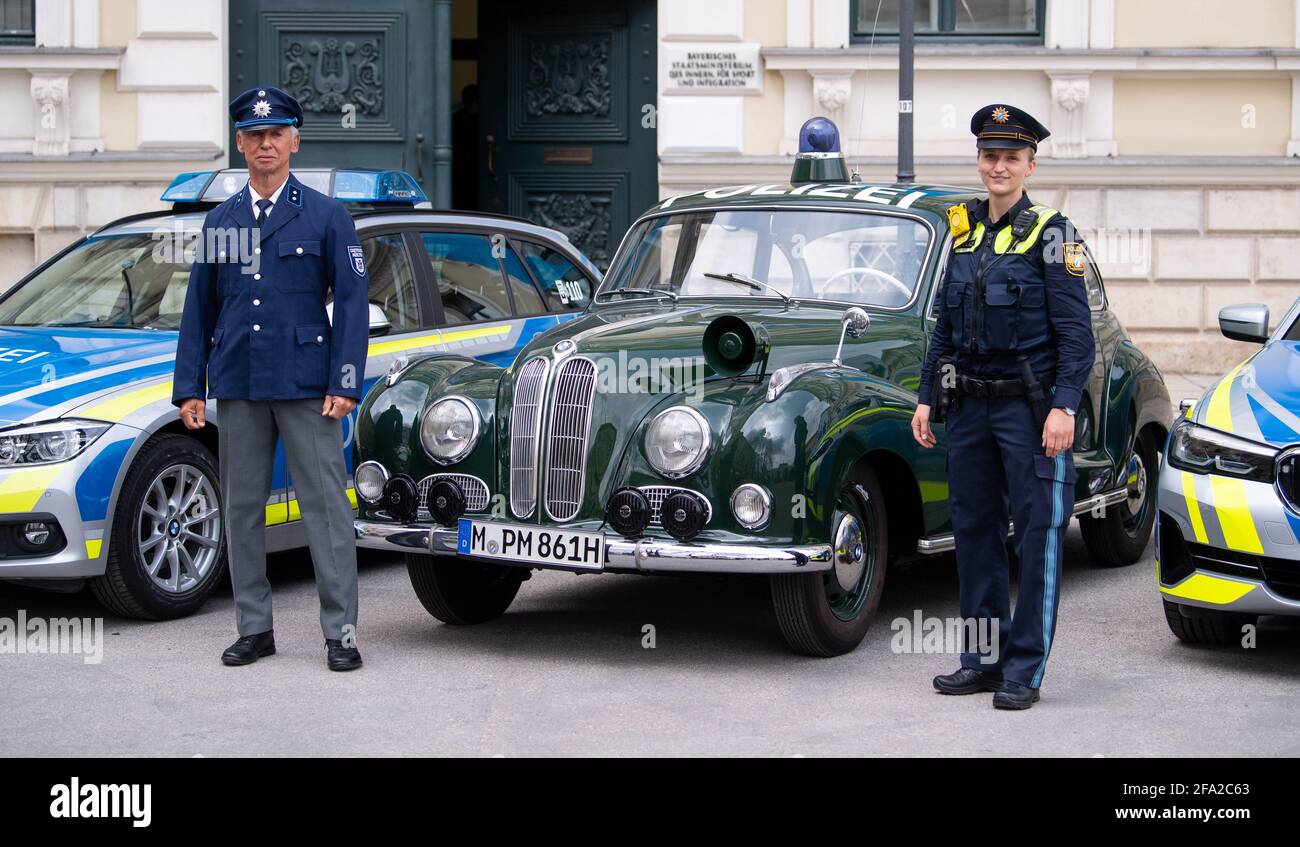 Historische polizeiuniform deutschland -Fotos und -Bildmaterial in ...
