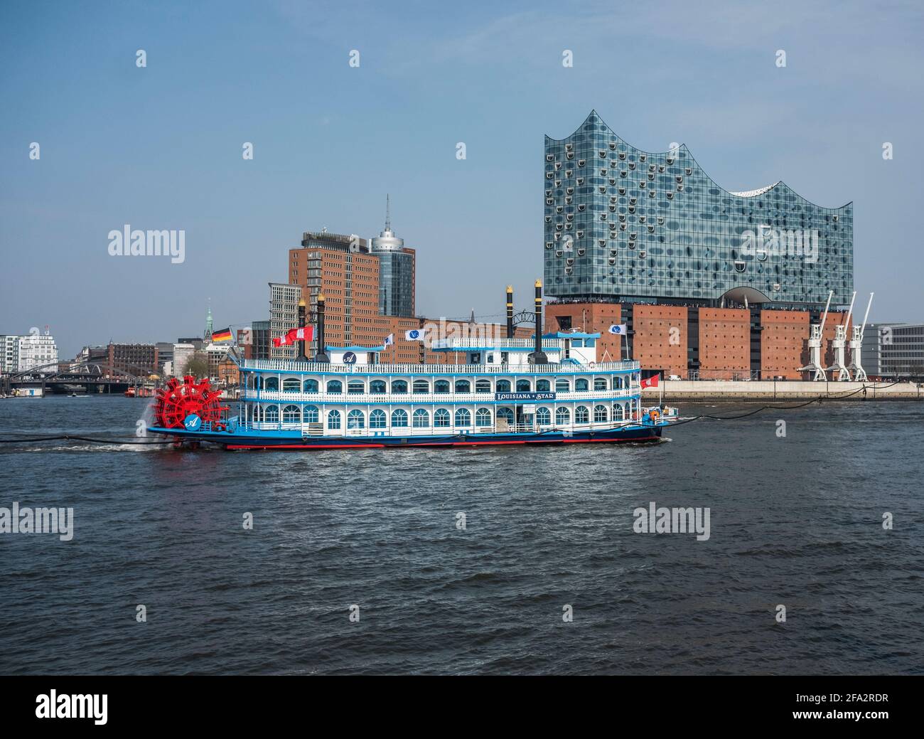 Die Elbphilharmonie (kurz „Elphi“ ) ist ein im November 2016 ...