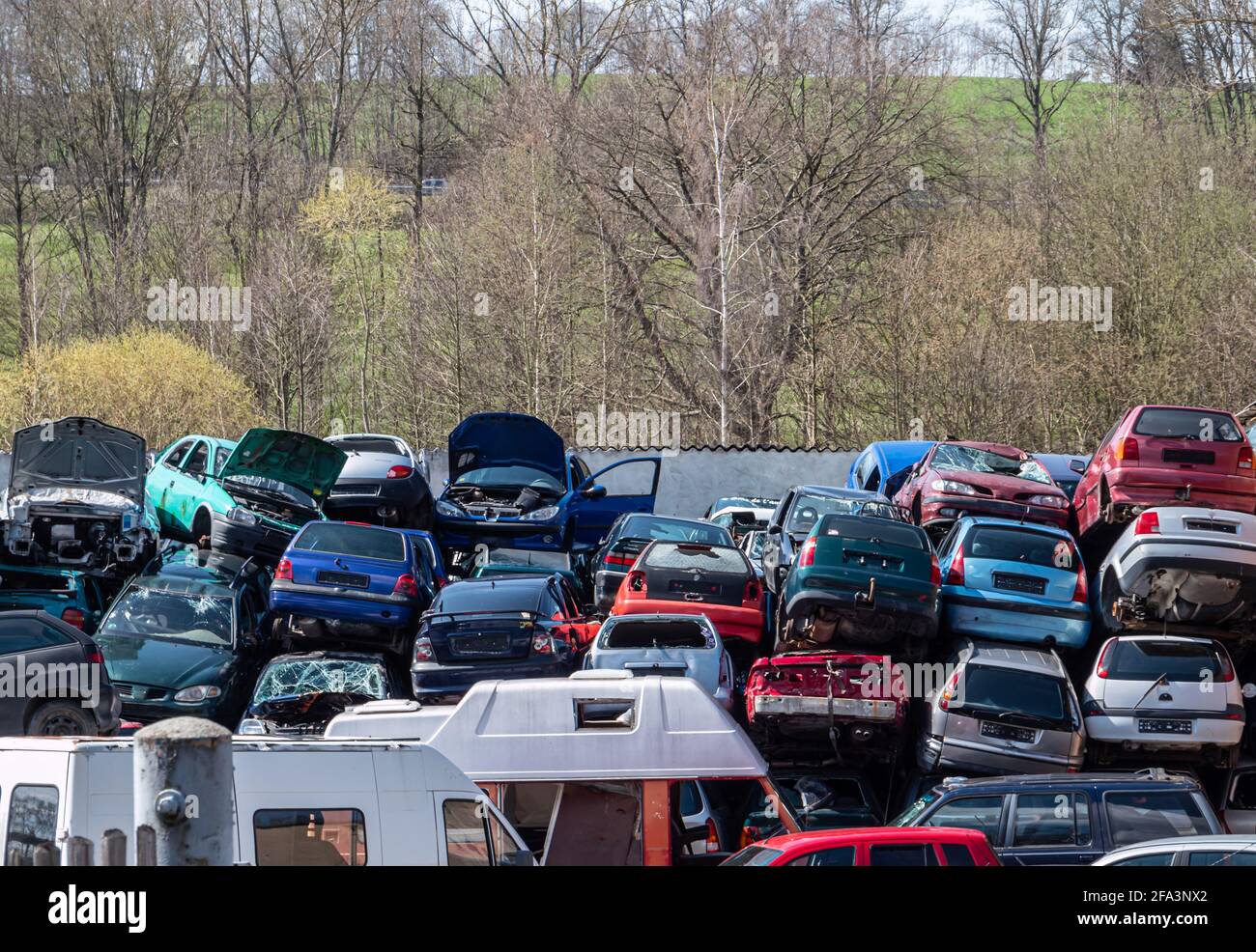 Autos im Schrottplatz zum Recycling Stockfotografie - Alamy