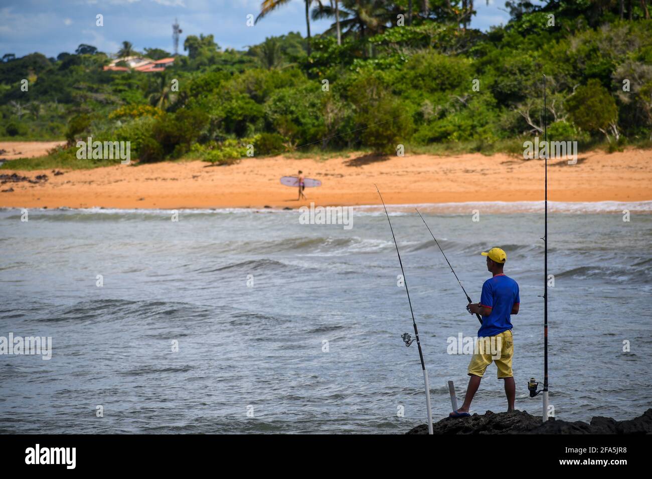 Mann am strand angeln -Fotos und -Bildmaterial in hoher Auflösung – Alamy