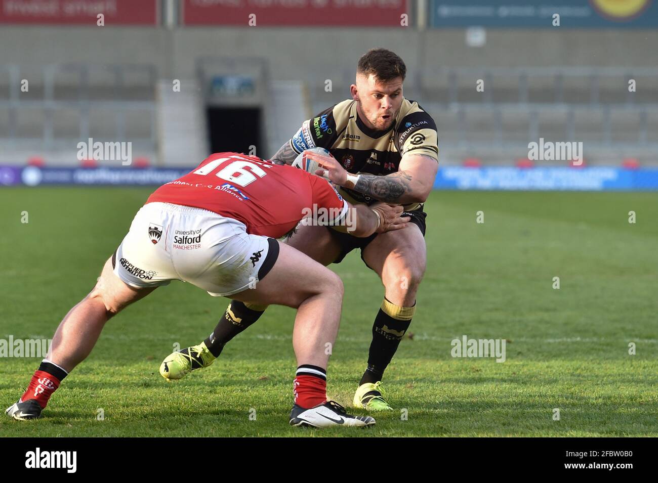 Liam Hood (9) von Leigh Centurions in the Tackle of Greg Burke (16) von ...
