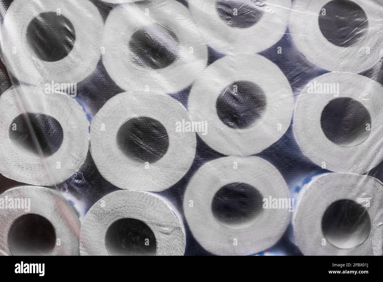 Rolls of toilet paper -Fotos und -Bildmaterial in hoher Auflösung – Alamy