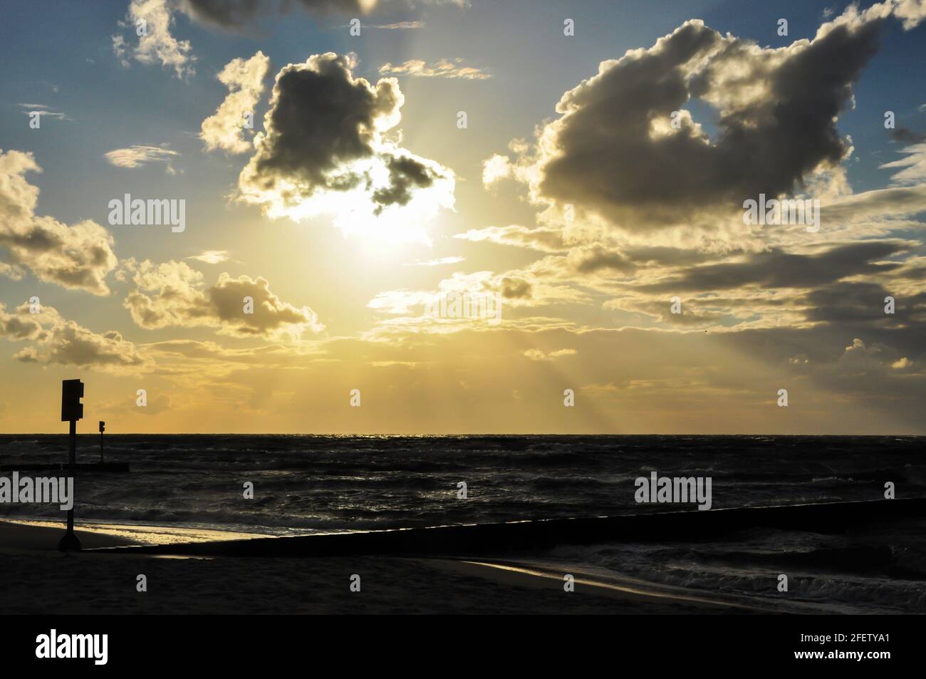 Abendstimmung am Meer in der Nähe von Kolobrzeg in Polen. Dramatischer ...