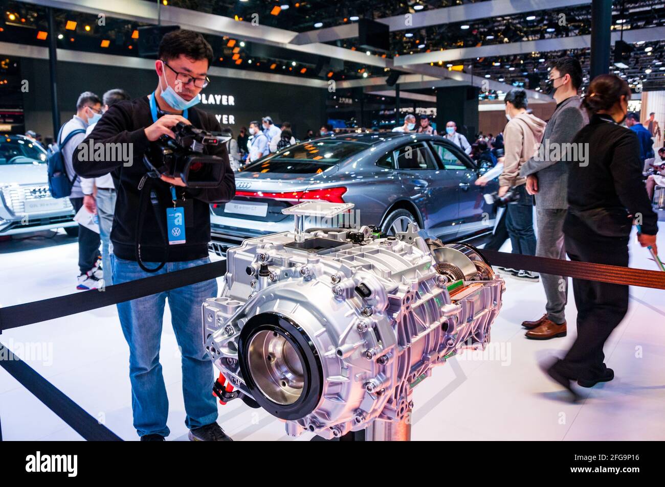 Der Elektromotor eines Audi e-tron GT mit einem e-tron GT im ...