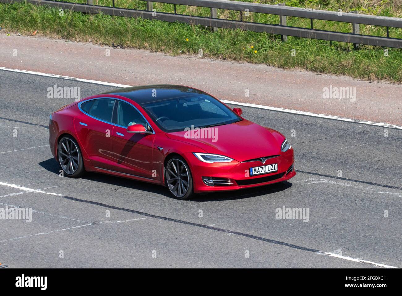 2020 red tesla modell langstrecken awd -Fotos und -Bildmaterial in ...