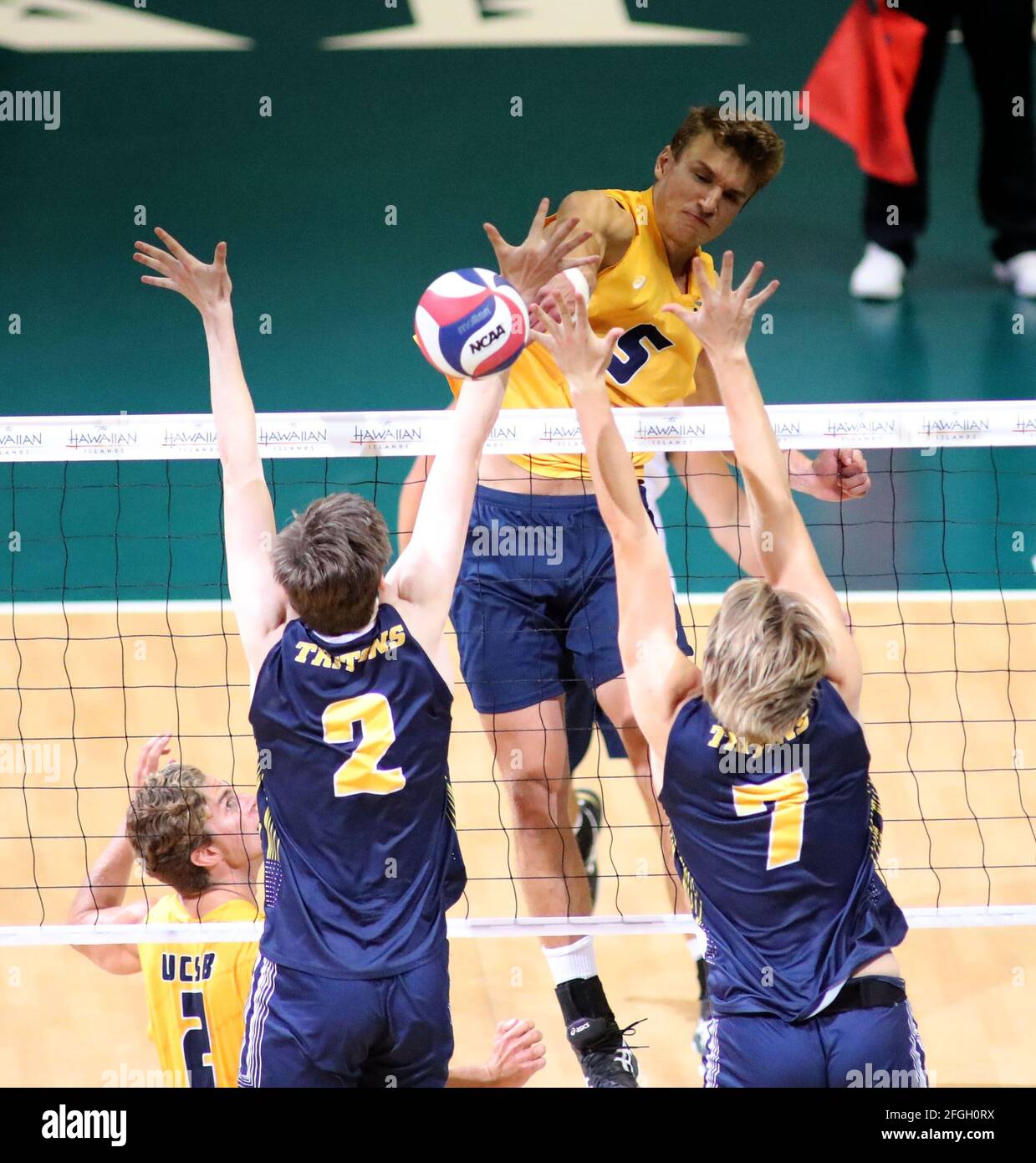 24. April 2021 - UC Santa Barbara Gauchos Mittelblocker Keenan Sanders #5 spikes den Ball ...