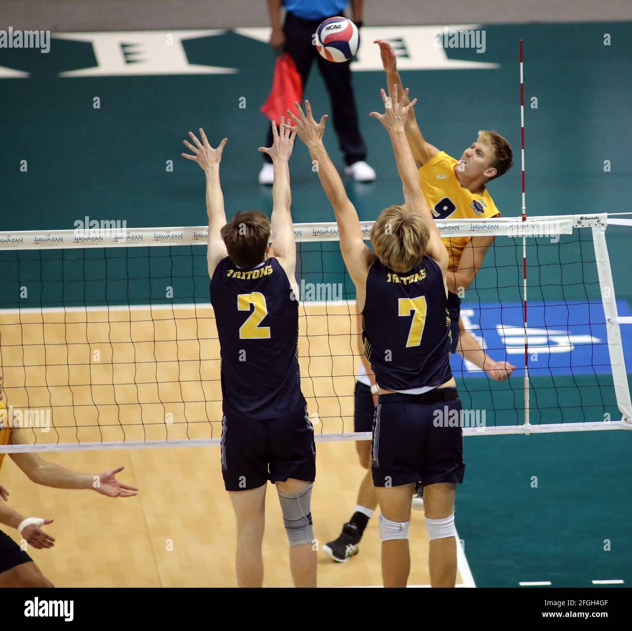 24. April 2021 - UC Santa Barbara Gauchos vor dem Hitter Ryan Wilcox #9 spickt den Ball während ...