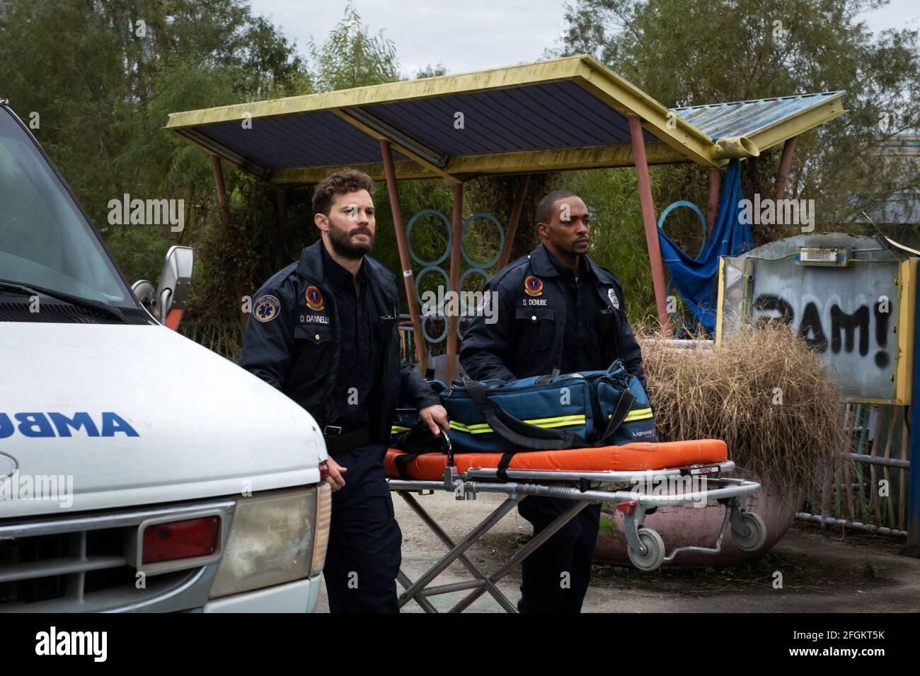 ANTHONY MACKIE und JAMIE DORNAN in SYNCHRONIC (2019), Regie: JUSTIN ...