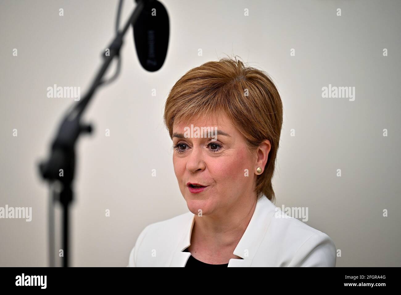 Die erste Ministerin Nicola Sturgeon trat in ihrem Haus in Glasgow beim ...