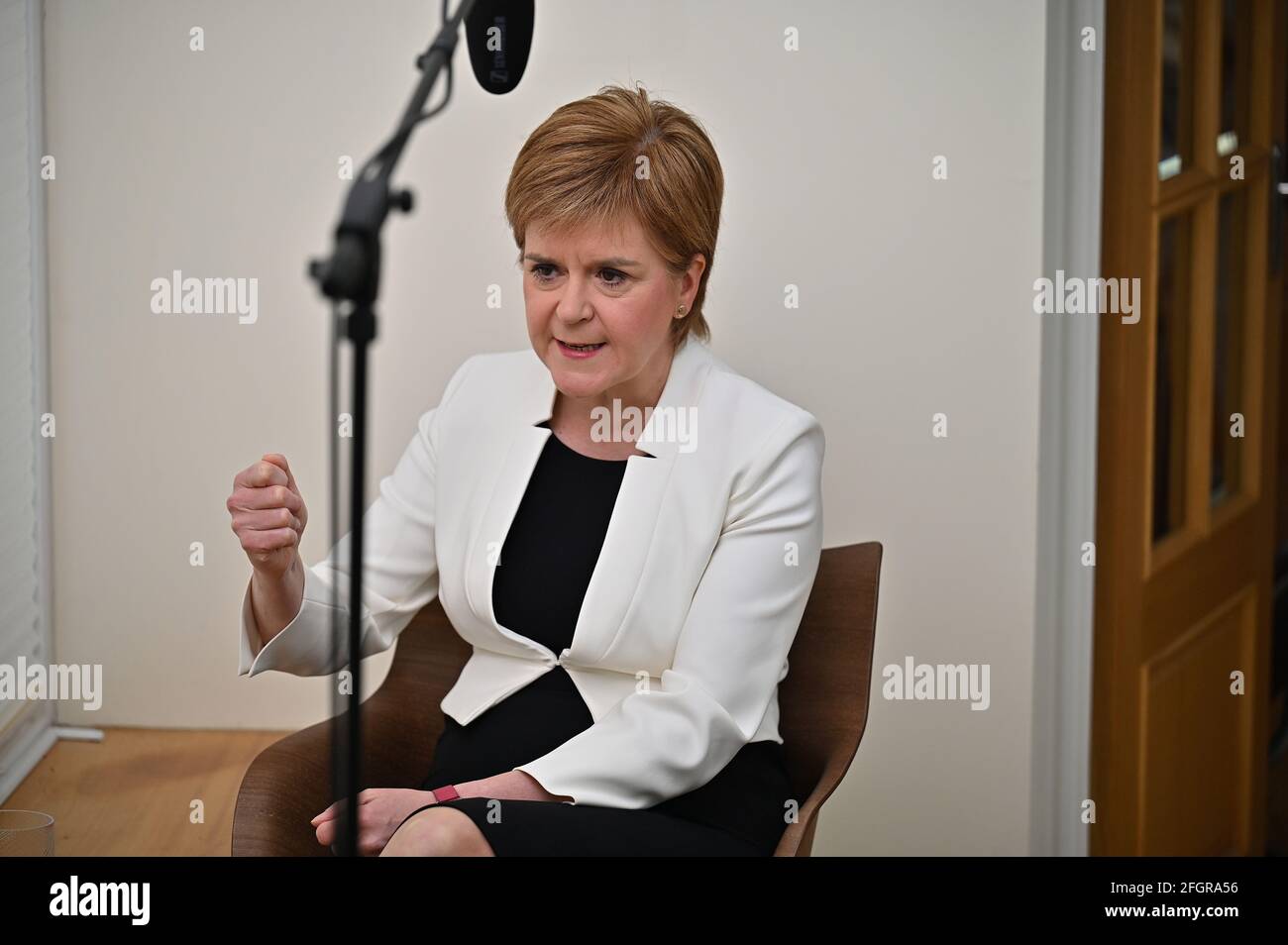 Die erste Ministerin Nicola Sturgeon trat in ihrem Haus in Glasgow beim ...