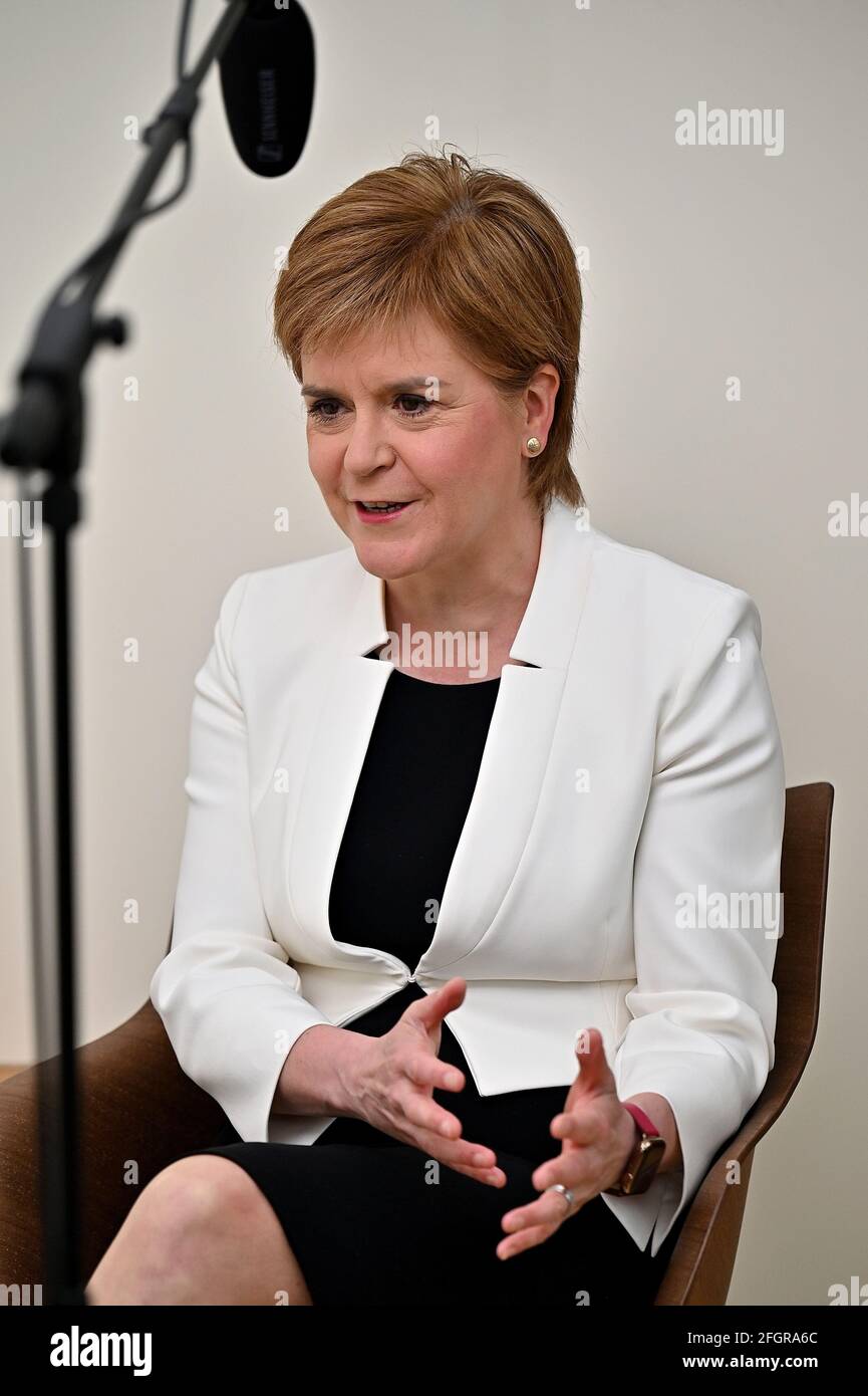 Die erste Ministerin Nicola Sturgeon trat in ihrem Haus in Glasgow beim ...