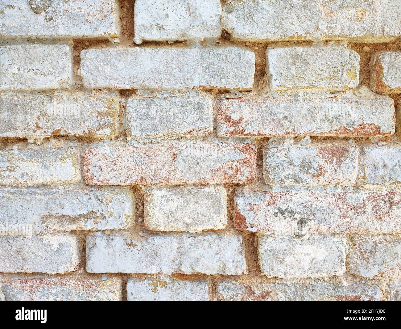 Alte rote und weiße Ziegelsteinmauer. Verwitterter Steinwall ...