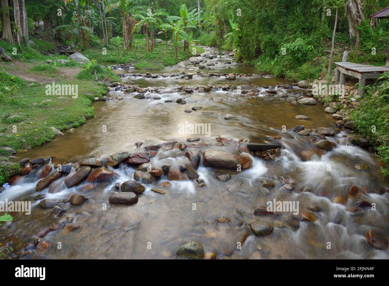 Flusswasser und steine -Fotos und -Bildmaterial in hoher Auflösung – Alamy