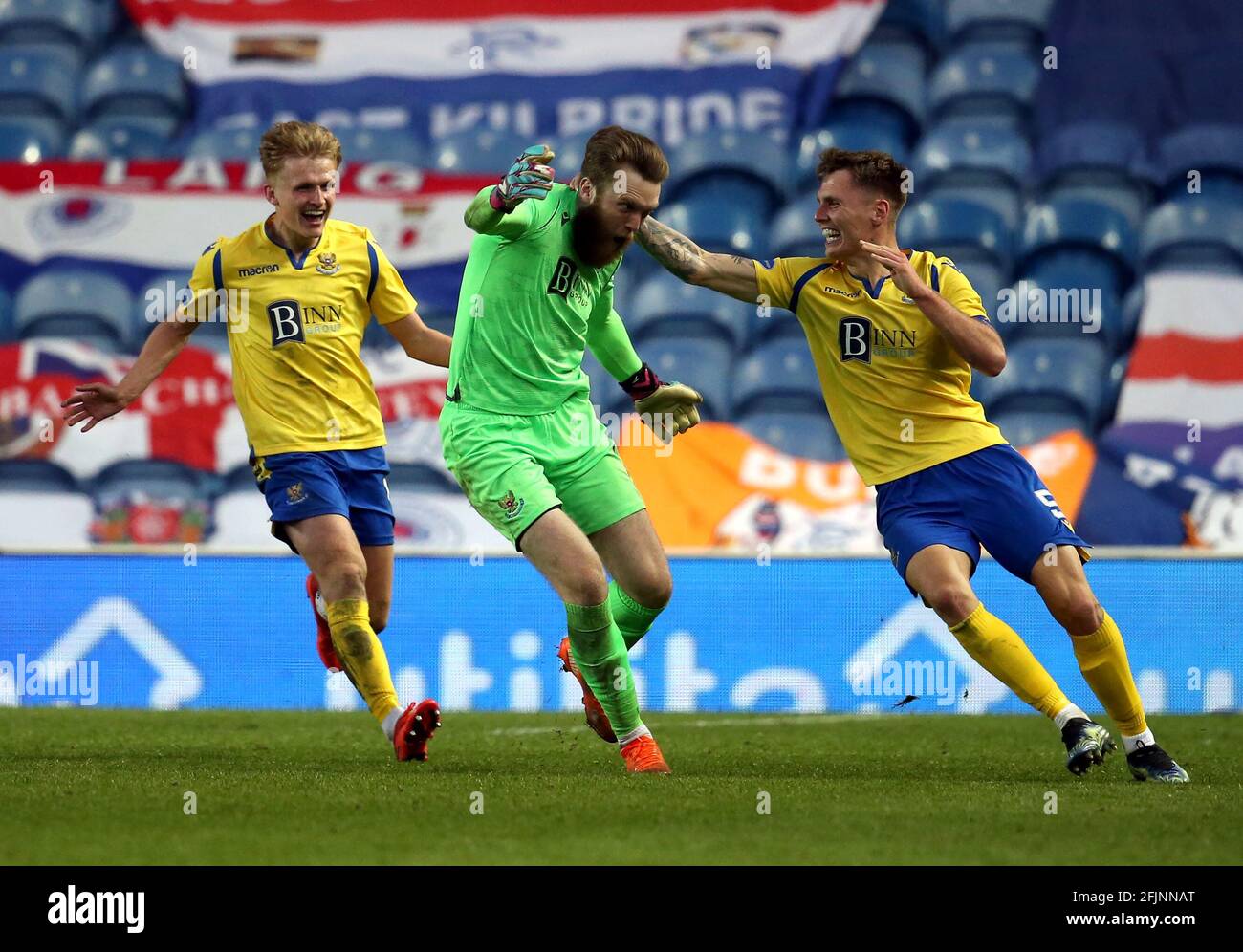 St. Johnstone-Torhüter Zander Clark feiert, nachdem sein Kopfball von ...