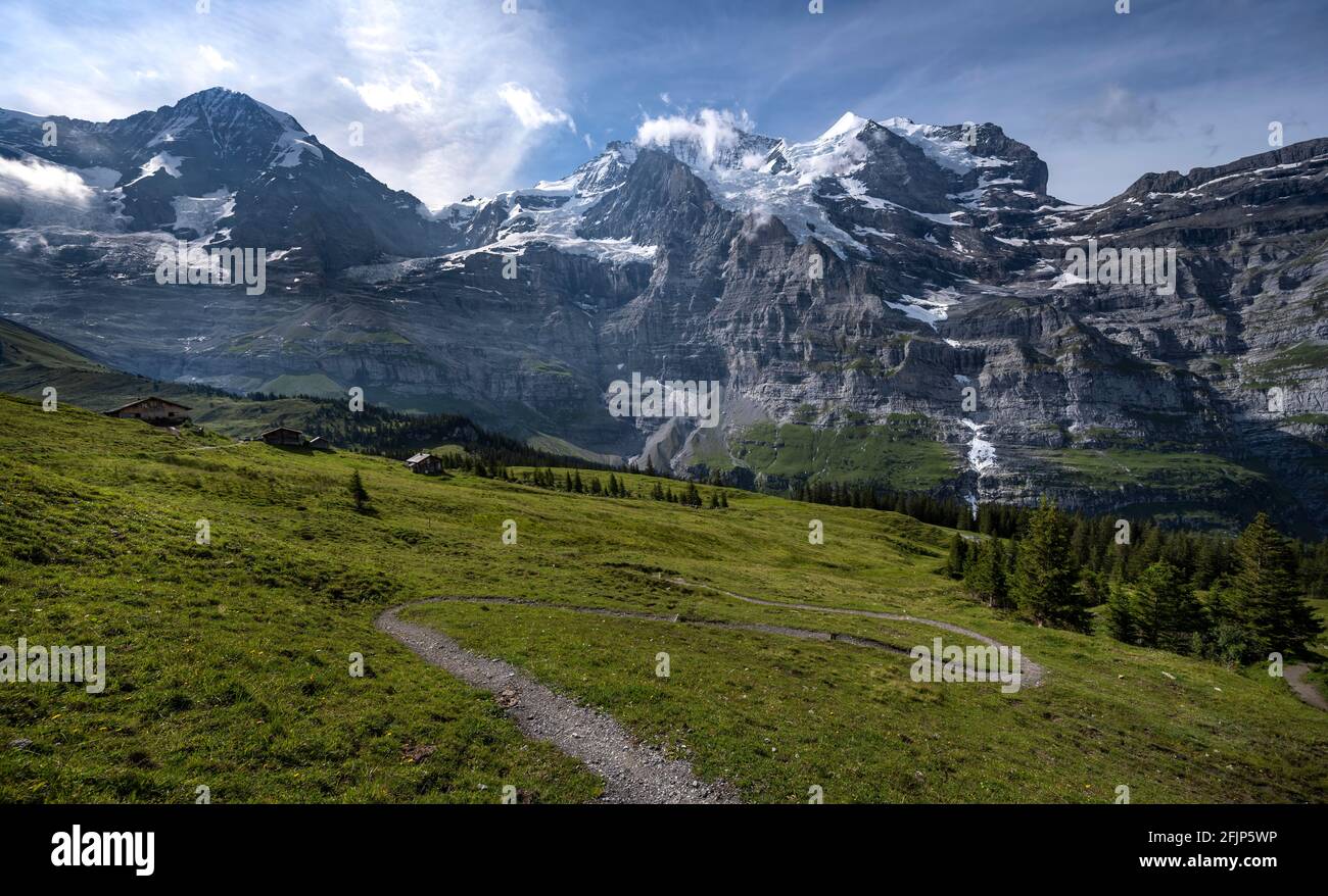 Wanderweg vor der Eiger-Nordwand, Steilwand und Berge, hinter Bergen ...