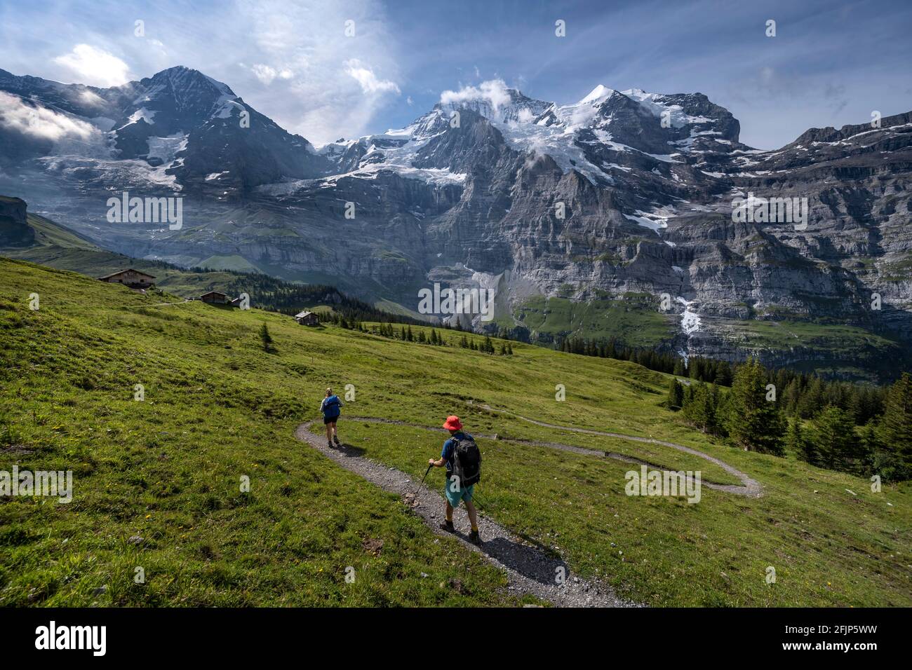 Zwei Wanderer auf einem Wanderweg, vor der Eiger-Nordwand, hinter ...