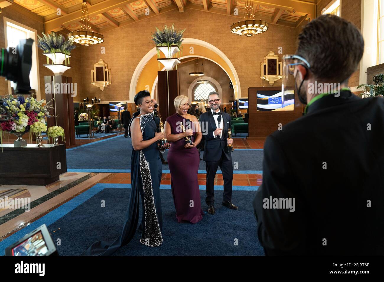 Mia Neal, Jamika Wilson und Sergio Lopez-Rivera posieren backstage mit ...