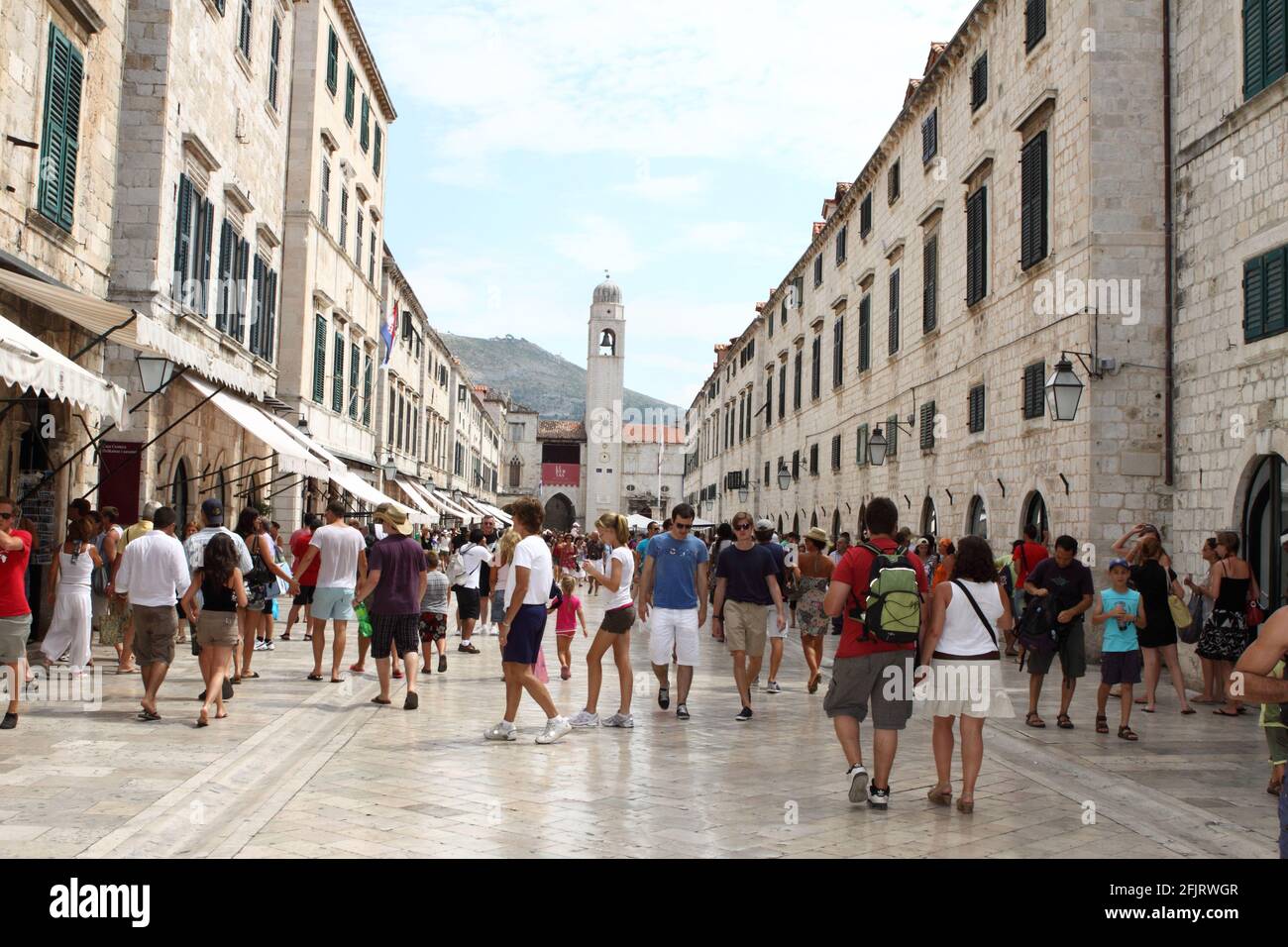 Menschenmassen, die in der Placa oder Stradun in Dubrovnik, Kroatien ...