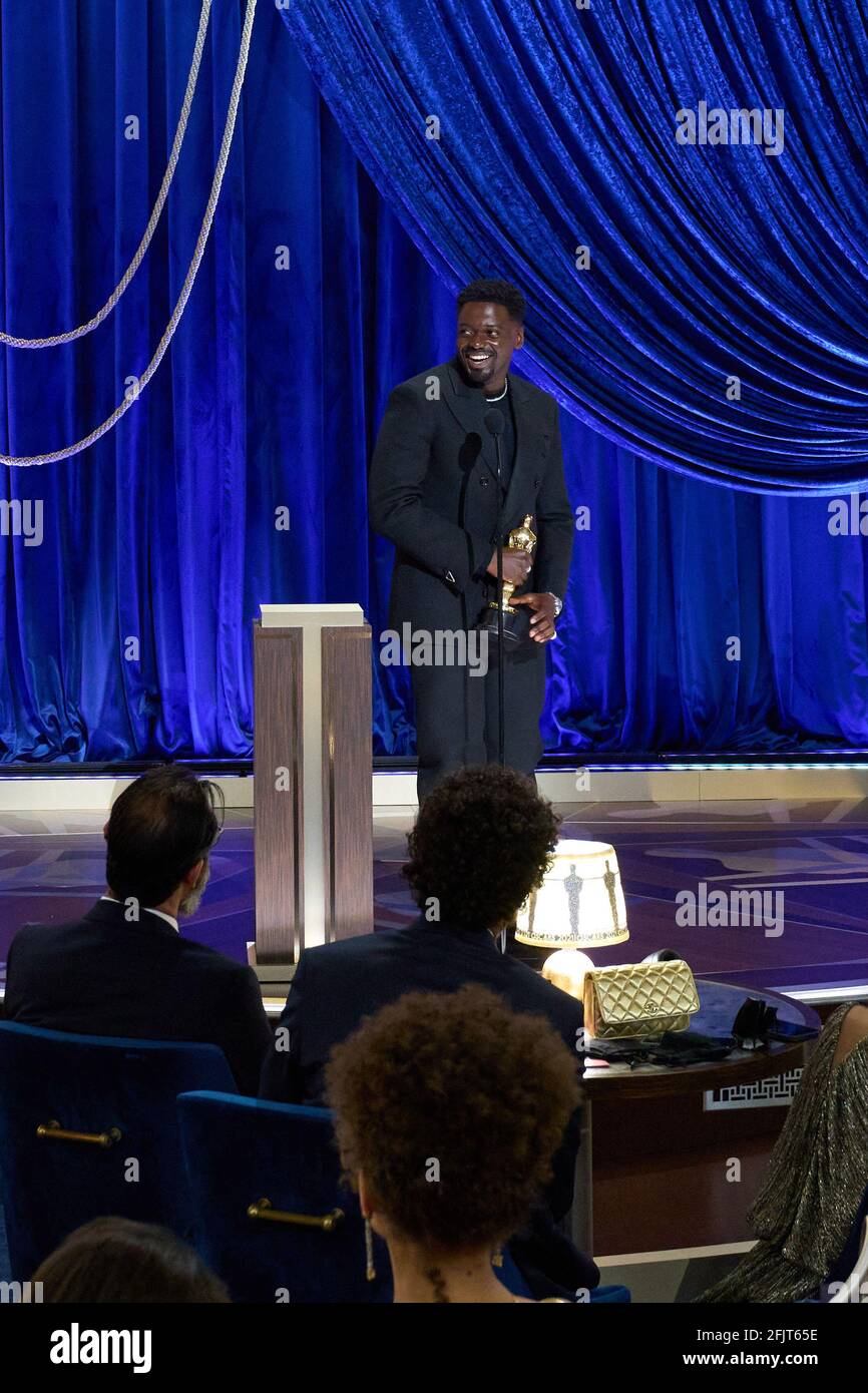 Daniel Kaluuya nimmt den Oscar® als Bester Darsteller in einer ...