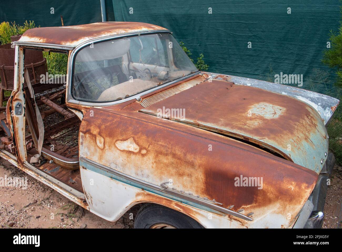 Old rusted vintage car -Fotos und -Bildmaterial in hoher Auflösung – Alamy