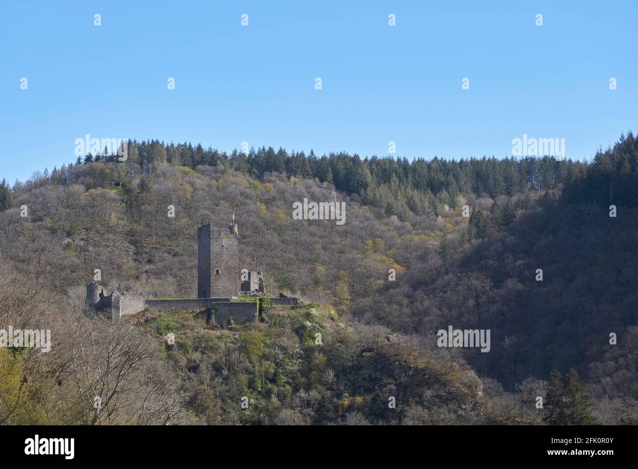 Die burgruinen von manderscheid -Fotos und -Bildmaterial in hoher ...