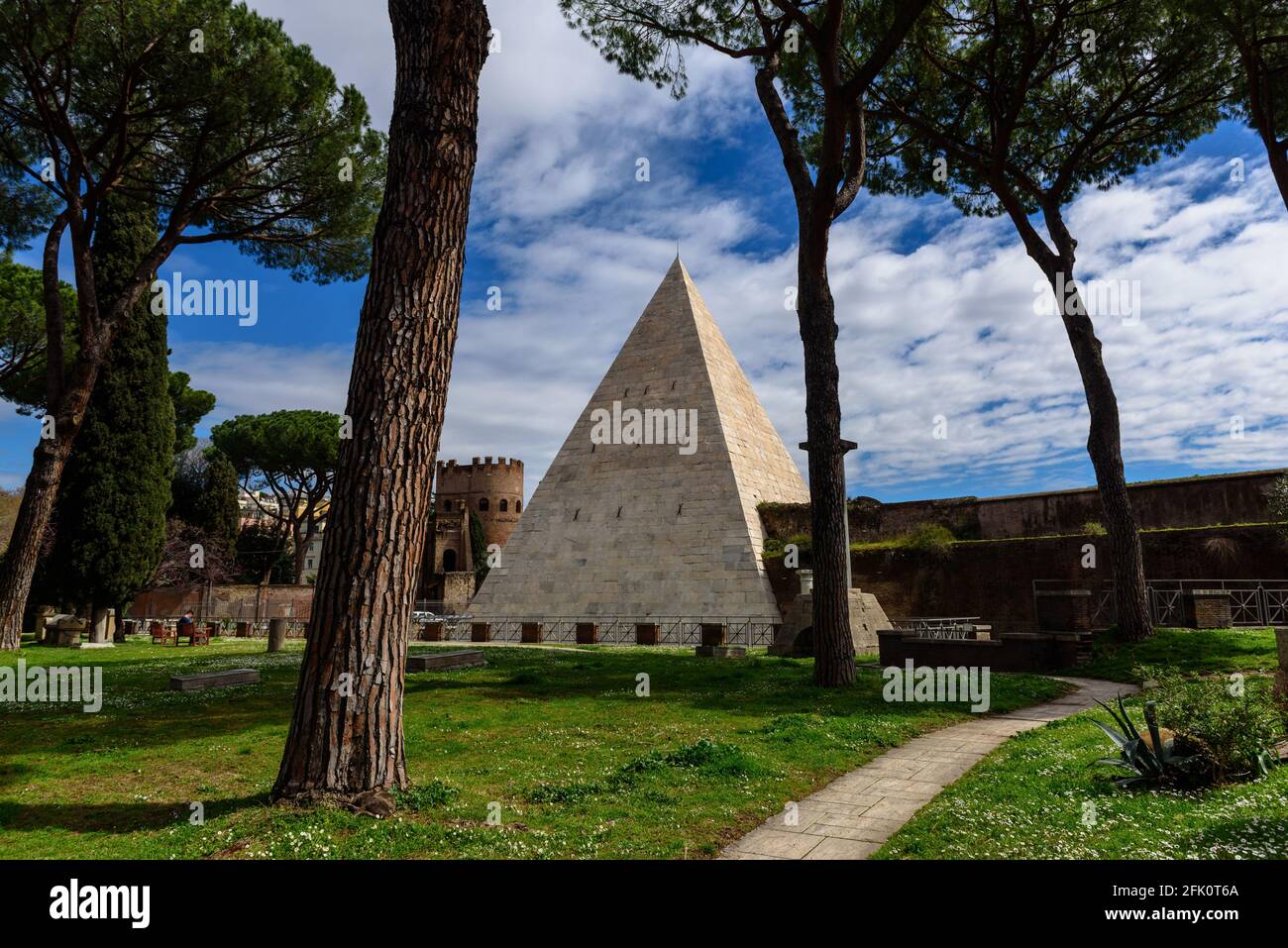 Piramide Cestia Stockfotos und -bilder Kaufen - Alamy