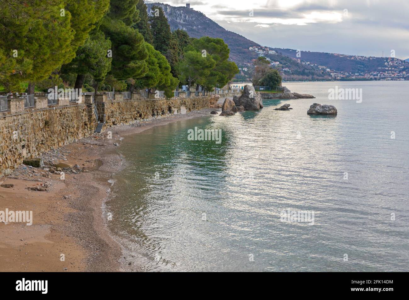 Kleiner Strand an der Adriaküste in der Nähe von Triest Italien ...