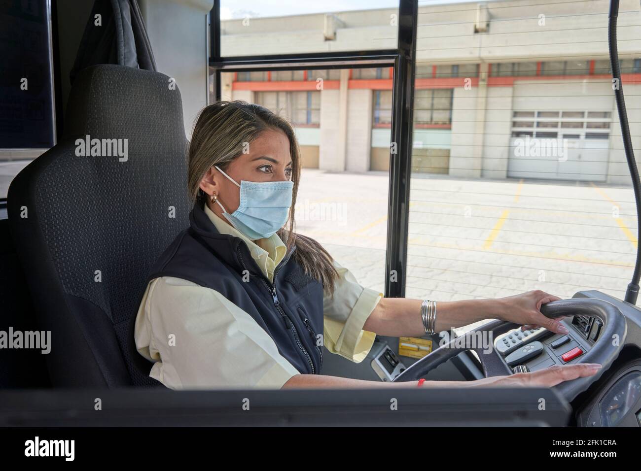Bus driver female -Fotos und -Bildmaterial in hoher Auflösung – Alamy