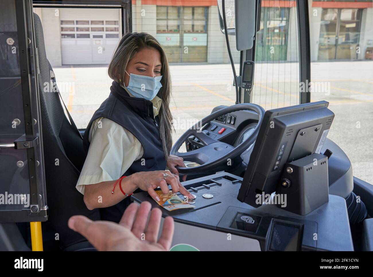 Bus driver female -Fotos und -Bildmaterial in hoher Auflösung – Alamy