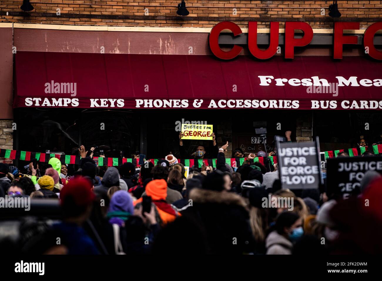 Minneapolis, Vereinigte Staaten Von Amerika. April 2021. Menschen ...