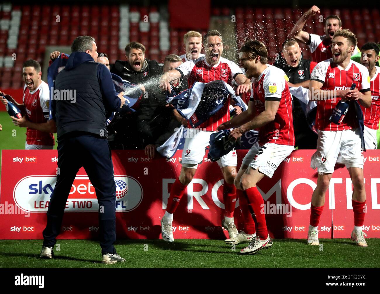 Cheltenham Town Manager Michael Duff sprüht seine Spieler mit ...