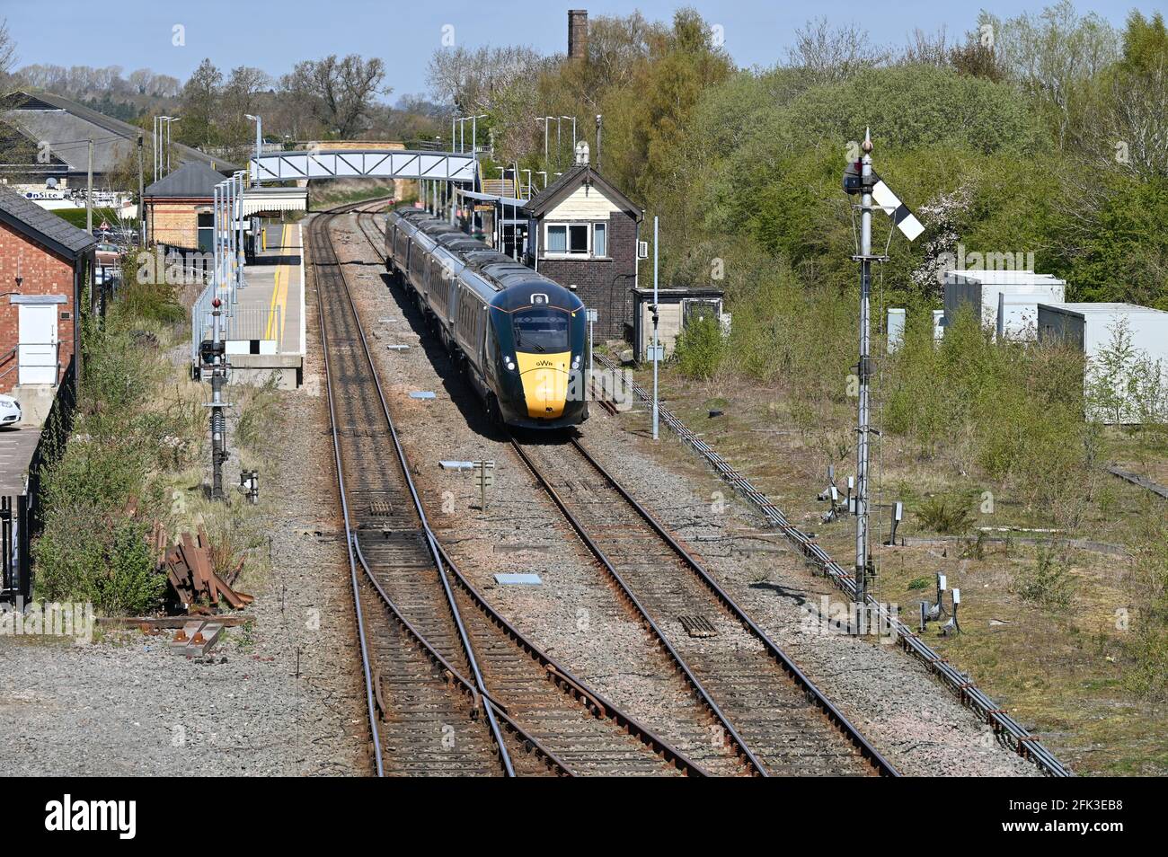 Eine Hitachi Turbo-Diesel-Züge der GWR-Klasse 800 fahren von der ...