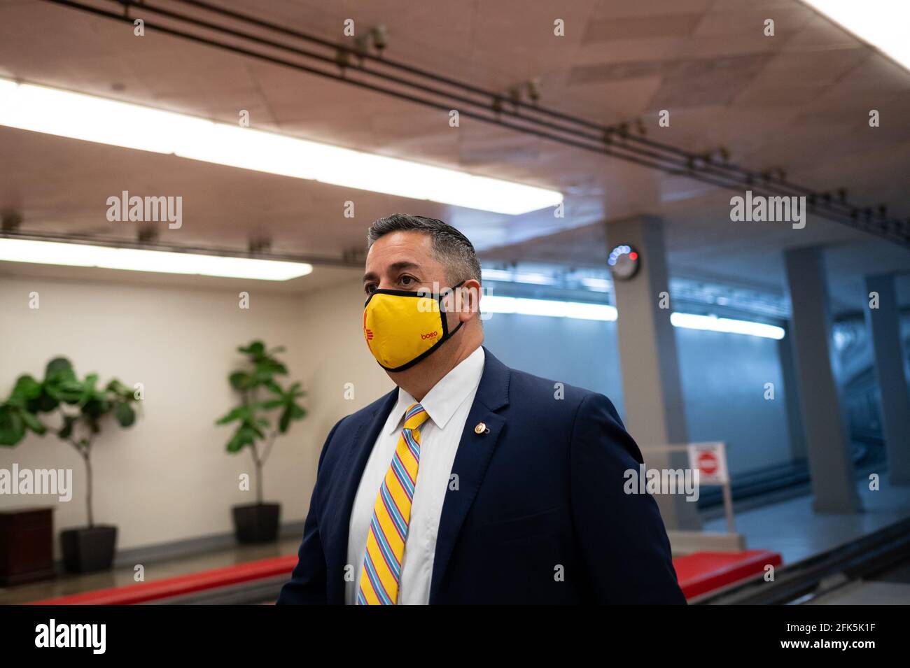 Senator Ben Ray Luján (D-NM) in der Senatsbahn im US-Kapitol in ...