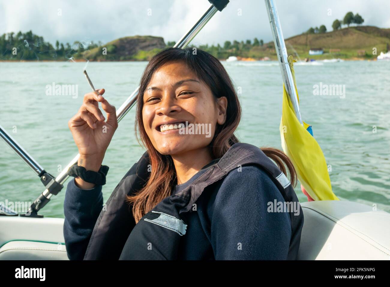 Frau mit zigarre -Fotos und -Bildmaterial in hoher Auflösung – Alamy
