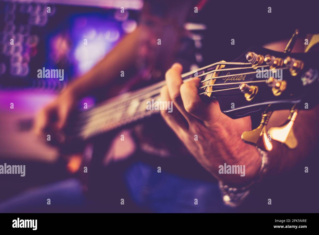 Bass strings -Fotos und -Bildmaterial in hoher Auflösung – Alamy