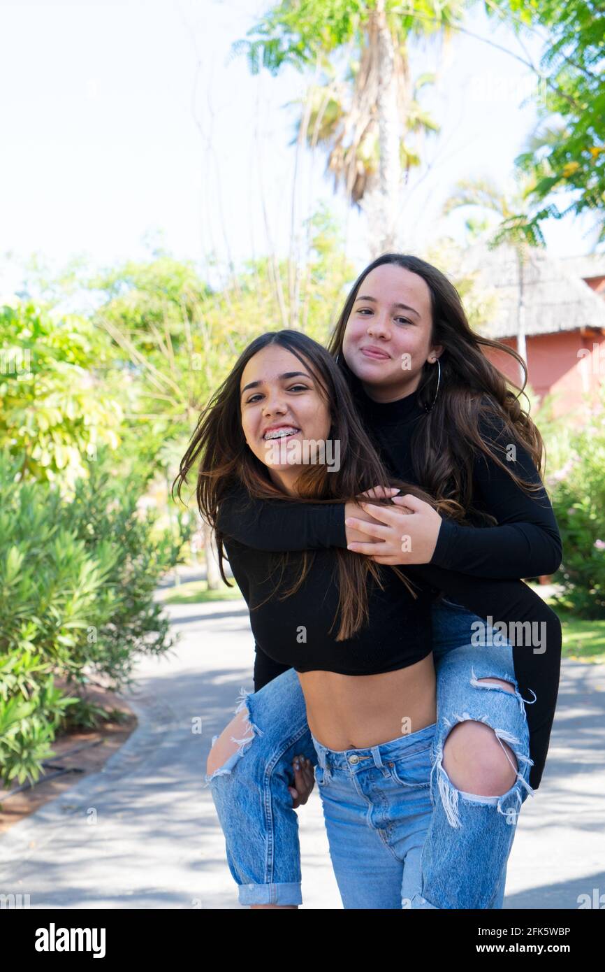 Jugendlich beste freunde mädchen gruppe -Fotos und -Bildmaterial in ...