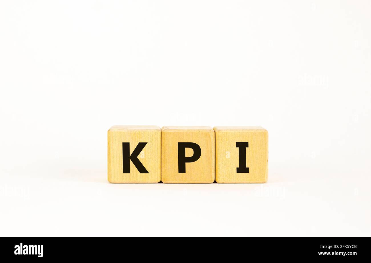 KPI, Key Performance Indicator Symbol. Holzwürfel mit dem Wort „KPI ...