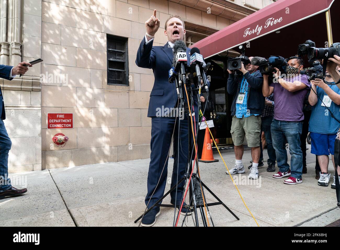 Andrew Giuliani spricht mit der Presse vor der Wohnung seines Vaters ...