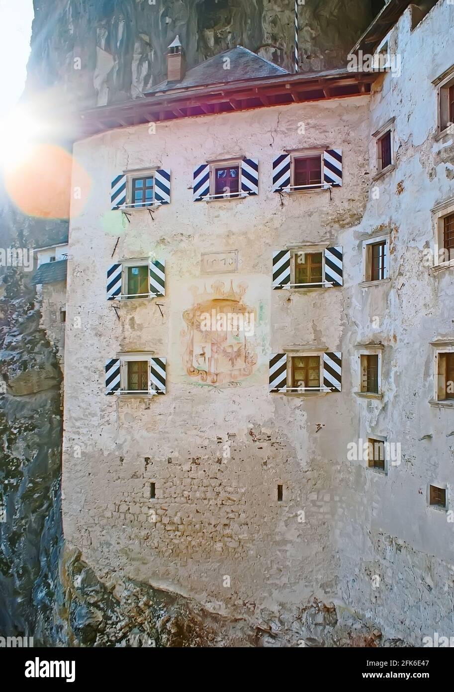 Die mittelalterliche Mauer der Burg Predjama mit kleinen Fenstern ...