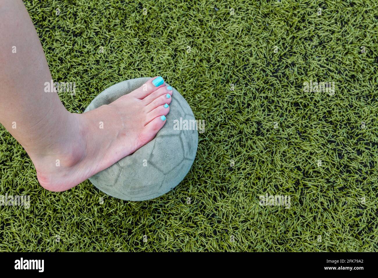 Mädchen fußball barfuß -Fotos und -Bildmaterial in hoher Auflösung – Alamy