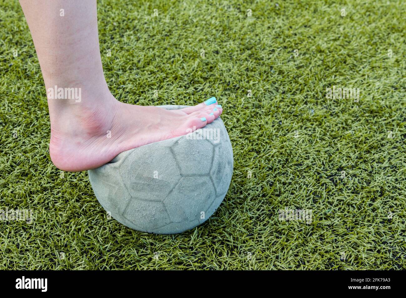 Mädchen fußball barfuß -Fotos und -Bildmaterial in hoher Auflösung – Alamy