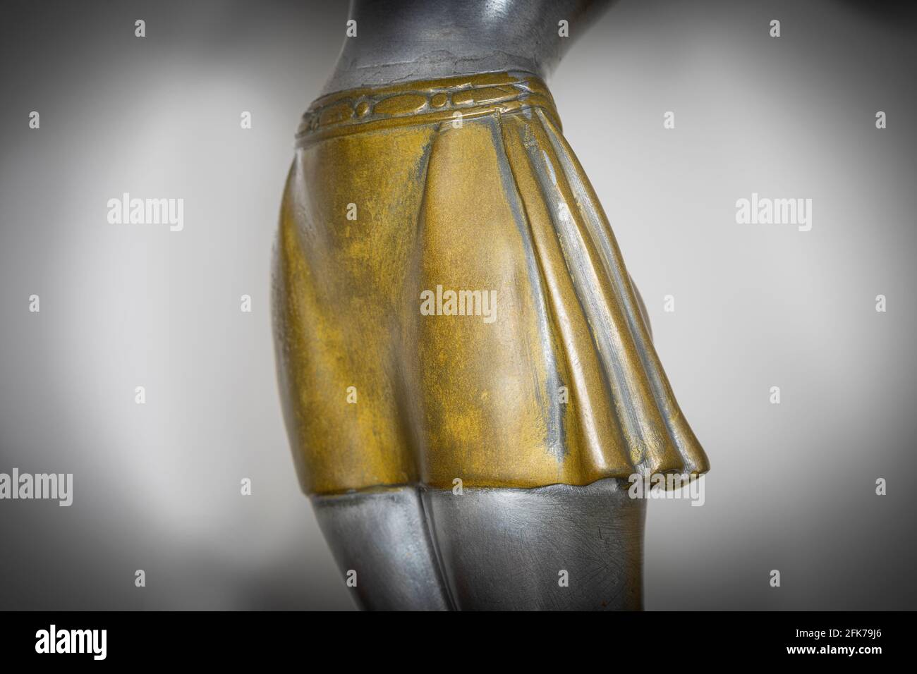 Frau trägt einen kurzen rock -Fotos und -Bildmaterial in hoher Auflösung – Alamy