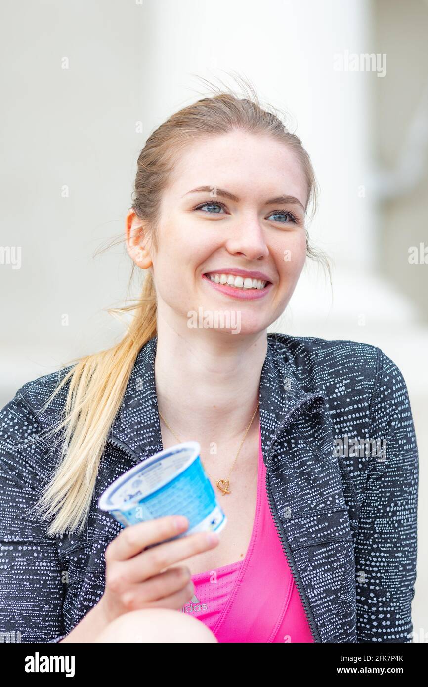 Blondes haar mädchen -Fotos und -Bildmaterial in hoher Auflösung – Alamy